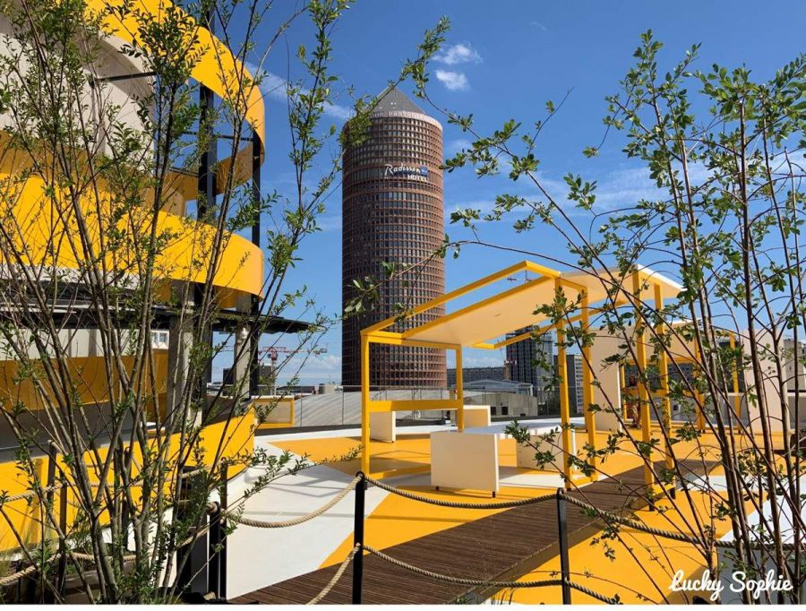 Le jardin suspendu, toit-terrasse du Parc des Halles – Biennale de Lyon