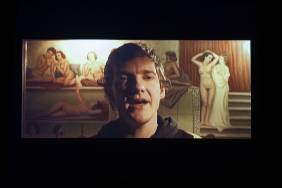 Jesper Just – No Man is an Island II, 2004 – Biennale de Lyon