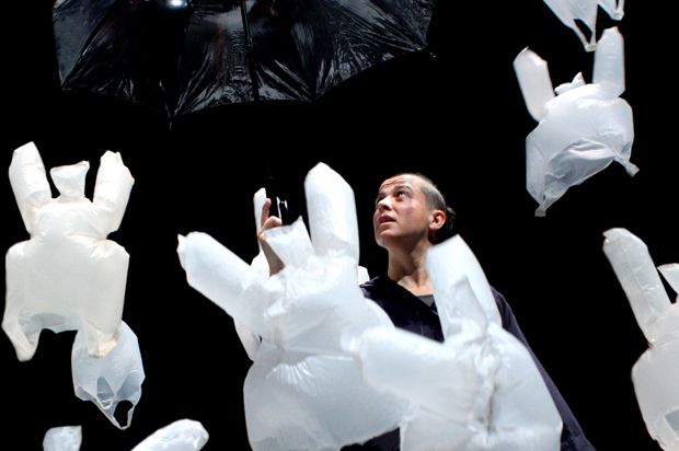 Atelier de sensibilisation au spectacle avec Phia Ménard – Biennale de Lyon
